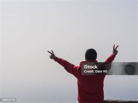 복사 공간으로 밖에서 성공을 축하하는 두 팔을 벌린 행복한 남자 승리를 즐기는 성공적인 남자 성공 인생 목표 성취 개념 35 39세에 대한 스톡 사진 및 기타 이미지