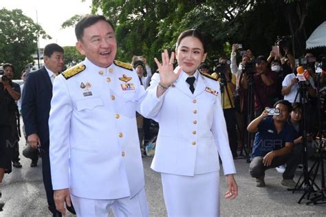 “อุ๊งอิ๊ง” สวมชุดขาวพร้อม “พ่อแม้ว” รอรับสนองพระบรมราชโองการฯ แต่งตั้งเป็นนายกรัฐมนตรี