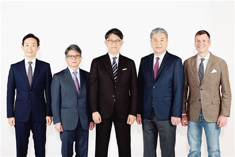 トヨタ新たな経営体制を発表 副社長に中嶋裕樹氏宮崎洋一氏を起用 佐藤次期社長継承と進化目指す自動車メーカー紙面記事