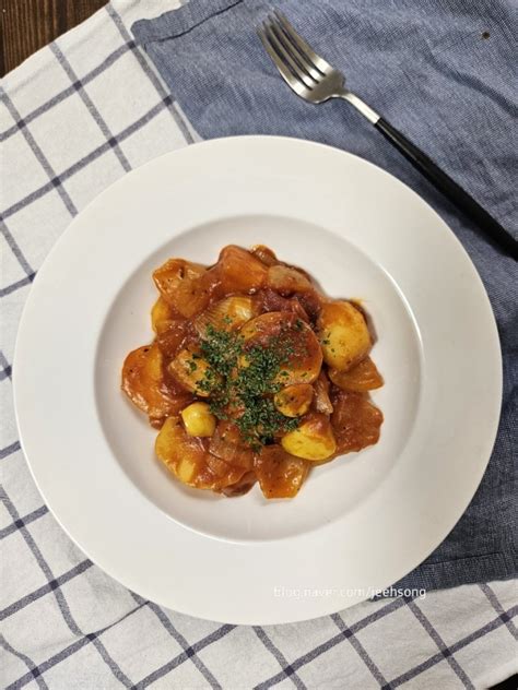 토마토소스감자조림반찬으로 만들었는데 밥으로 먹어도 되겠어