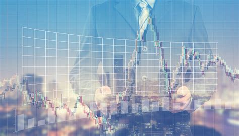 도시 풍경 Backgroundwith 주식형 차트 투자 개념으로 디지털 태블릿을 사용 하 여 성공 사업가의 이중 노출 개념에 대한 스톡 사진 및 기타 이미지 Istock