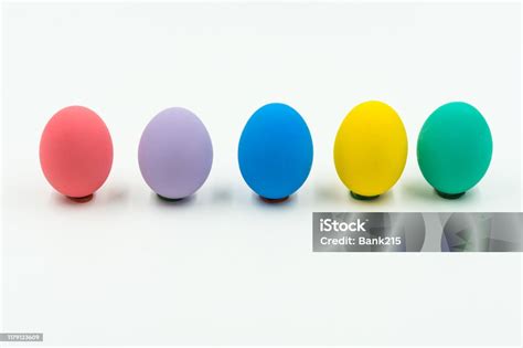 격리 배경에 부활절 달걀의 기본 다양한 색상 제품에 표시하거나 몽타주를 사용할 수 있습니다 계절에 대한 스톡 사진 및 기타 이미지 Istock