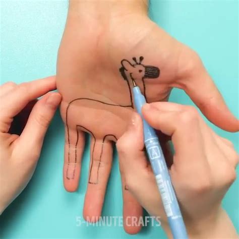 آموزش تصویری نقاشی روی انگشت دست با خودکار