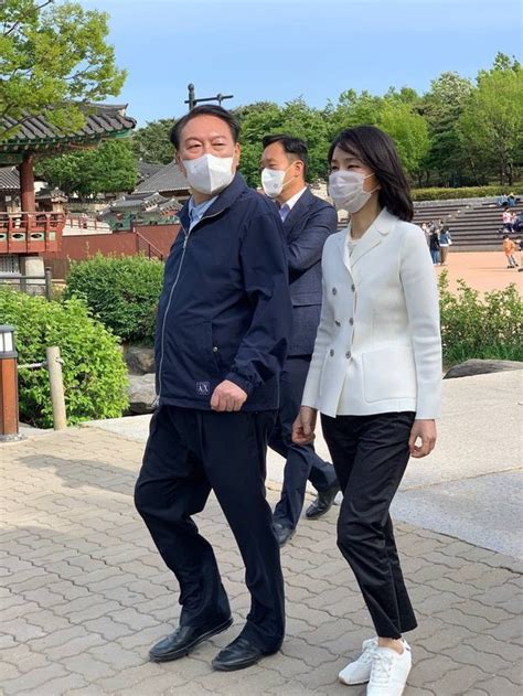 尹 대통령 취임 첫 주말은 김건희 여사와 신발쇼핑 네이트 뉴스