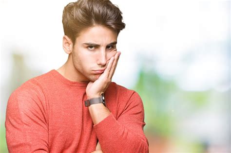 고립 된 배경 위에 젊은 잘생긴 남자는 피곤 하 고 교차 팔과 우울증 문제에 지 루 보고 생각 게으름에 대한 스톡 사진 및 기타 이미지 Istock