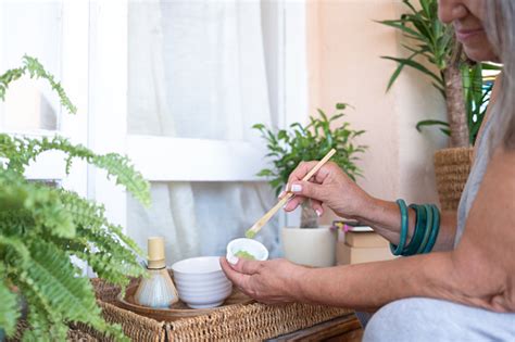 대나무 나무기구와 수제 도자기 Chawan 그릇으로 말차 녹차 행사를 미소 지으며 축하하는 알아볼 수없는 노인 백인 여성 가루로 빻은에 대한 스톡 사진 및 기타 이미지