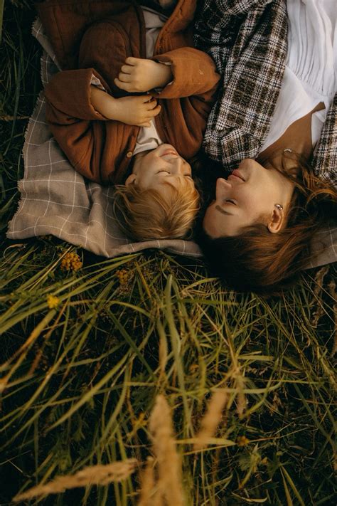 Мама сын фотосессия на природе в 2025 г Семейные фото на улице