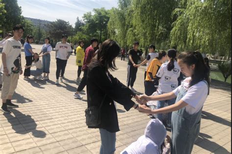 户外拓展训练游戏——【松鼠与大树】