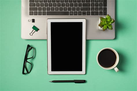 랩톱 펜 안경에 태블릿 컴퓨터 바인더 클립과 화분의 상단 보기 사진과 카피 스페이스와 고립 된 청록색 배경에 음료 한 잔 0명에 대한 스톡 사진 및 기타 이미지 Istock