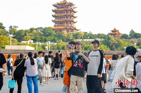 红墙映衬黄鹤楼成新晋网红打卡点凤凰网湖北凤凰网