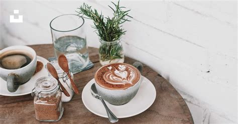 스테인리스 포크와 빵 칼을 가진 백색 세라믹 격판덮개 사진 Unsplash의 무료 바둥 리젠시 이미지