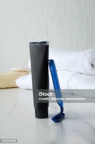 면도 크림의 검은 튜브의 수직 샷 흰색 테이블과 수건에 면도기 배경에 샤워 스폰지 0명에 대한 스톡 사진 및 기타 이미지 0명 개인 장식품 개체 그룹 Istock