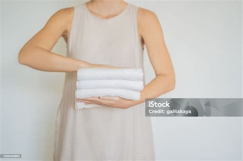 한 여성이 흰 수건을 들고 있다 호텔 세탁 스파에서의 서비스 개념 빨래에 대한 스톡 사진 및 기타 이미지 빨래 빨래방 여자 Istock