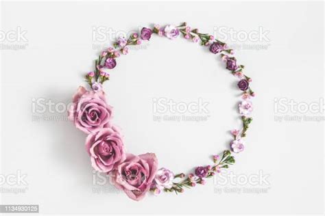 꽃 조성 물 화 환 회색 배경에 보라색 꽃으로 만든 플랫 레이 평면도 복사 공간 0명에 대한 스톡 사진 및 기타 이미지 0명