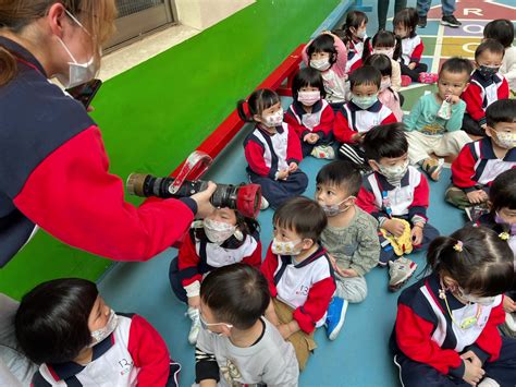 今日316風和日麗，苗栗縣政府消防員叔叔蒞臨貝思特幼兒園宣導消防安全，講解有關防火、防災的常識及消防員的救火配備等，小朋友聚精會神