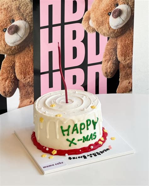 Vanseojin 🎂 아들 생일축하해 레터링케이크 예쁘게 만들어주시는 무무케이크 생일겸 크리스마스 파티겸 수제 케이크 준비했답니당 깔끔한 인테리어에 크리스마스