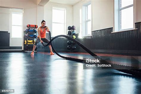 체육관에서 전투 밧줄과 여자 훈련 스포츠에 대한 스톡 사진 및 기타 이미지 스포츠 레저 추구 건강한 생활방식 Istock