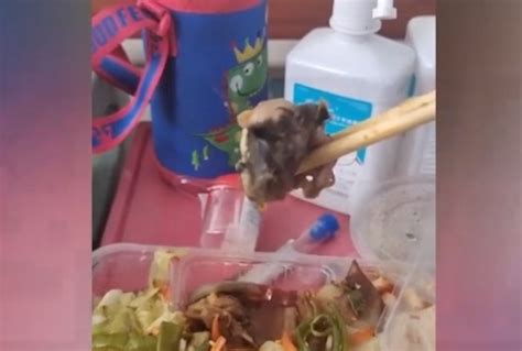 重慶市民在一食堂飯菜中吃出老鼠頭｜大紀元時報 香港｜獨立敢言的良心媒體