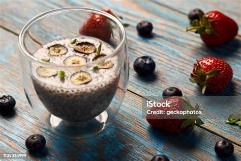 건포도와 딸기 클로즈업으로 열 정의 과일을 사용한 신선한 스무디 개념에 대한 스톡 사진 및 기타 이미지 개념 개념과 주제 건강한 생활방식 Istock