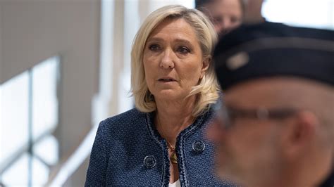 Суд признал Ле Пен виновной в хищении средств Европарламента