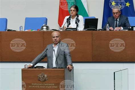 Отпадна предвиденото за днес изслушване в парламента на министър Виолета Коритарова за