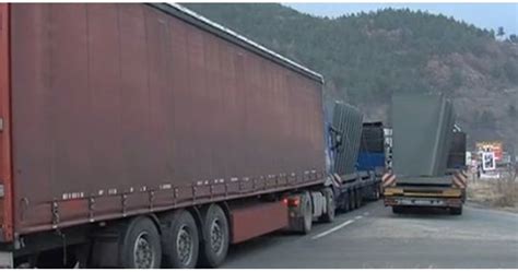 Километрично задръстване към Дунав мост при Русе