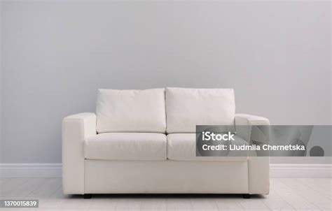 실내 의 가벼운 벽 근처 편안한 흰색 소파 텍스트를위한 공간 심플한 인테리어 가구에 대한 스톡 사진 및 기타 이미지 가구 소파 0명 Istock