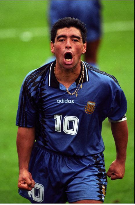 عکس سفر به تاریخ؛ مارادونا به خاطر دخترش به فوتبال برگشت