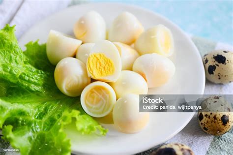 삶은 계란 음식 흰 접시에 메추라기 알 신선한 메추라기 알과 테이블 배경에 야채 양상추가 있는 아침 식사 달걀 갈색에 대한 스톡