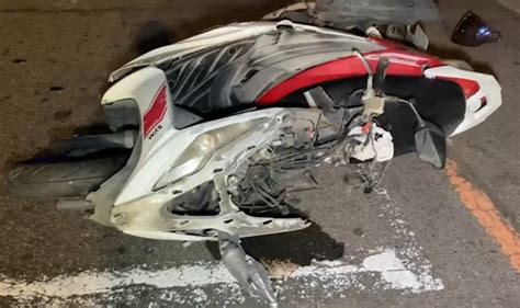（有片）路口搶黃燈悲劇了！ 汽機車互撞17歲騎士噴飛慘死