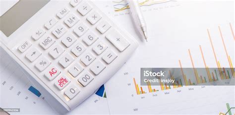 차트 와 그래프 연간 금융 이익 개요 은행 및 투자의 개념 클로즈업 복사 공간 매크로와 흰색 계산기 및 보고서 0명에 대한 스톡 사진 및 기타 이미지 Istock