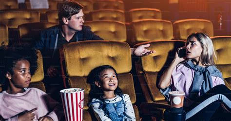 백인 여성은 영화관에서 전화로 이야기하고 그녀 뒤에있는 남자에게 무례한 제스처를 보여줍니다 사진 Unsplash의 불쾌 이미지