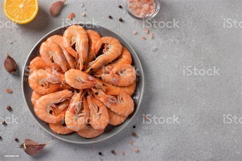 둥근 접시에 삶은 새우와 밝은 회색 배경에 향신료 텍스트를 위한 공간 갑각류에 대한 스톡 사진 및 기타 이미지 갑각류 건강한 생활방식 건강한 식생활 Istock