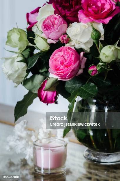 유리 테이블에 향기로운 핑크와 화이트 영국 장미 조개와 핑크 촛불의 인테리어 꽃다발 0명에 대한 스톡 사진 및 기타 이미지 0명 꽃 나무 꽃 식물 Istock