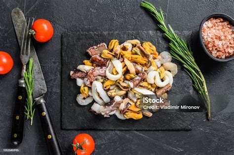 다양한 해산물 홍합 조개 오징어 문어 새우 및 새우 검은 색 배경 위쪽 보기 홍합에 대한 스톡 사진 및 기타 이미지 홍합 문어 새우 해산물 Istock