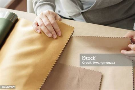 커튼용 직물을 선택하는 패브릭 컬러 샘플을 가진 여성 디자이너 갈색에 대한 스톡 사진 및 기타 이미지 갈색 결정 고름