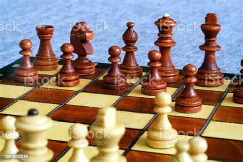 체스 보드의 색깔 사진 그리고 체스 조각 체스판에 목조 체스 조각 소프트 포커스입니다 0명에 대한 스톡 사진 및 기타 이미지 0명 경쟁 경쟁자 Istock