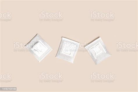 컵에 양조를위한 분쇄 커피와 드립 커피 가방 민트 색상 배경에 종이 가방 드립 커피 필터 패키지 상단 보기 복사 공간이있는