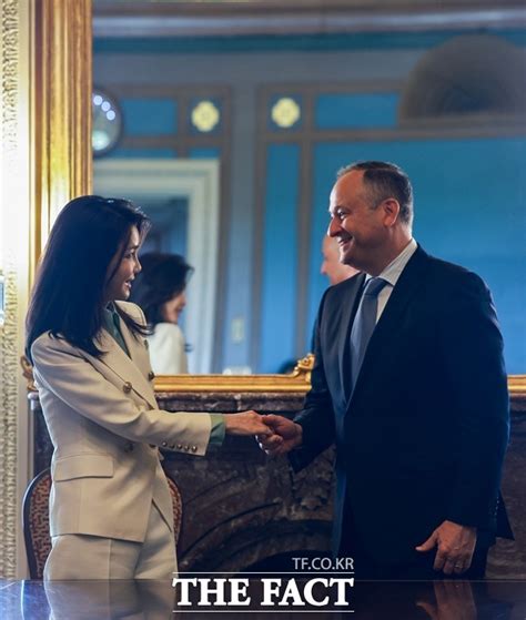 김건희 여사 美부통령 남편과 환담문체부·스미스소니언재단 Mou 체결식 참석 정치 기사 더팩트