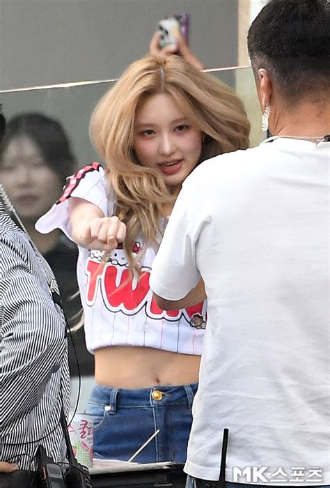 アイヴのガウル、始球式で魅せたダンススキルが話題に K Pop K Hallyunews