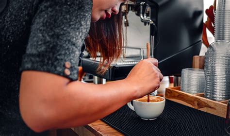 커피를 만드는 바리스타 나무 숟가락으로 커피 한 잔에 커피 거품을 만들거나 준비하는 바리스타의 손 갈색에 대한 스톡 사진 및 기타 이미지 Istock