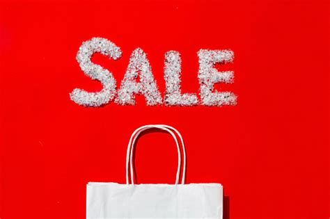 계절 판매 블랙 프라이데이 새해 할인 및 쇼핑 개념 판매 표지판과 빨간색 배경에 종이 쇼핑백 플랫 레이 0명에 대한 스톡 사진 및 기타 이미지 Istock