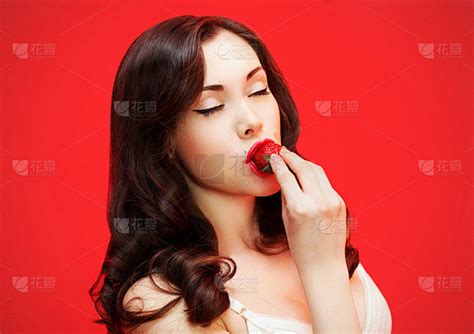 美丽性感的黑发享受草莓