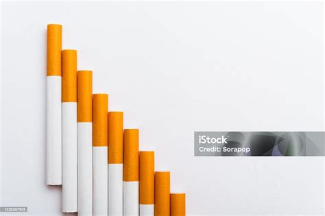 5월 31일 세계 금연의 날 복사 공간 흡연 감소 캠페인 및 폐 건강 개념 경고와 흰색 배경에 단계 계단 더미 담배 또는 담배를 닫습니다 낮에 대한 스톡 사진 및 기타