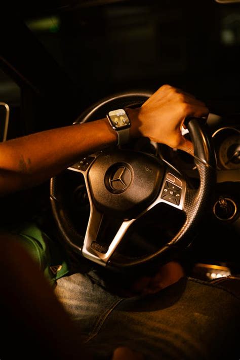 Led 디스플레이 검은 가죽 고급 승용차 고급스러운 라이프 스타일 고급차 교통 기술 기술에 정통한 길 찾기 남자의 손 남자의 손목 대시보드 대시보드