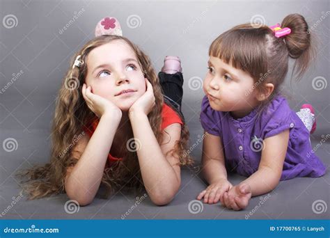 Hermanas Imagen De Archivo Imagen De Fondos Horizontal 17700765