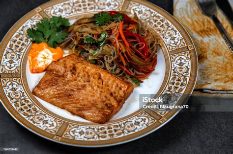 야채와 구운 넙치 스테이크 달콤한 고추 당근 실란트로 어두운 배경에 건강한 생활방식에 대한 스톡 사진 및 기타 이미지 건강한 생활방식 고기 굽기 Istock