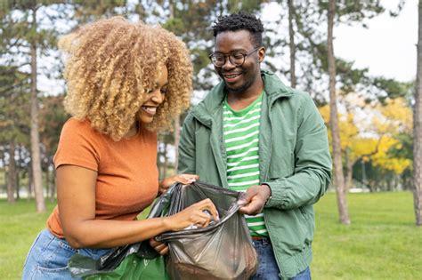 숲에서 플라스틱 쓰레기를 수거하기 위해 비닐 봉지를 사용하는 남성과 여성 20 29세에 대한 스톡 사진 및 기타 이미지 20 29세 25 29세 2명 Istock