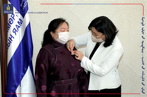 Хөдөлмөр нийгмийн хамгааллын салбарын шилдгүүд Төрийн дээд одон медаль болон салбарын хүндэт