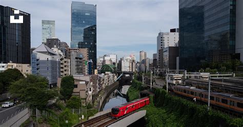 강 위의 다리를 건너는 빨간 기차 사진 Unsplash의 무료 도쿄 이미지